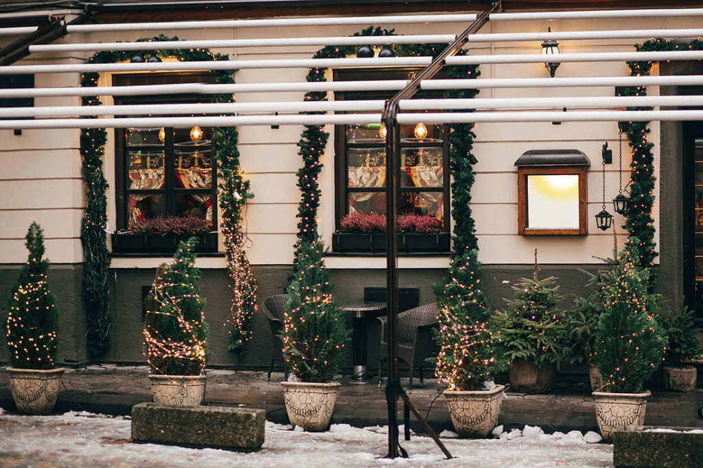 Новогоднее оформление ресторана и кафе 2025: тренды и идеи декора в Новосибирске